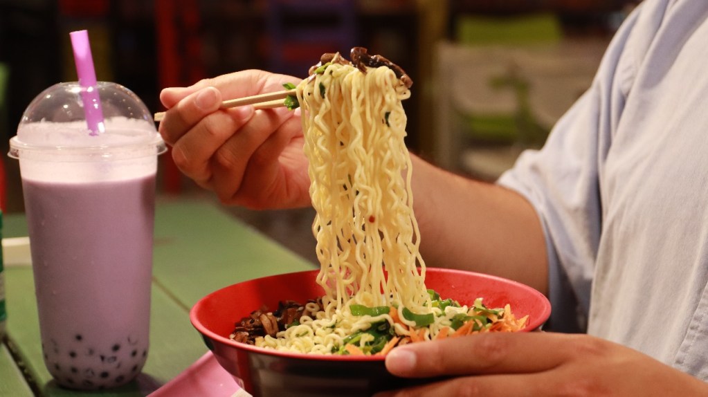 Monchii.Noodle: Un oasis de sabor en Ciudad Manga – ¿Hoy dónde estamos?